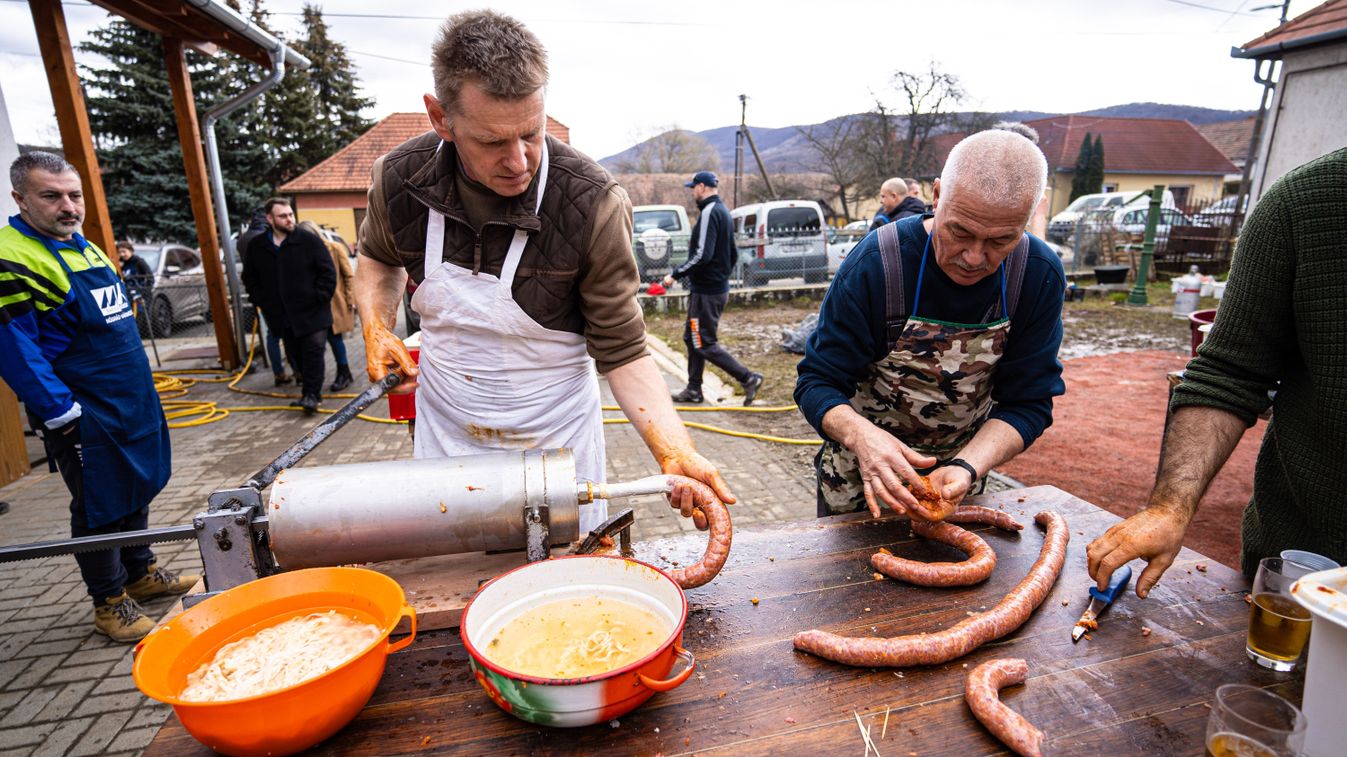 Fotókon a malackodás: németes disznótort tartottak Szendehelyen