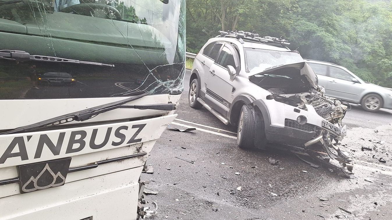 Busz és gépkocsi karambolozott Szendehelynél, hat embert szállítottak kórházba