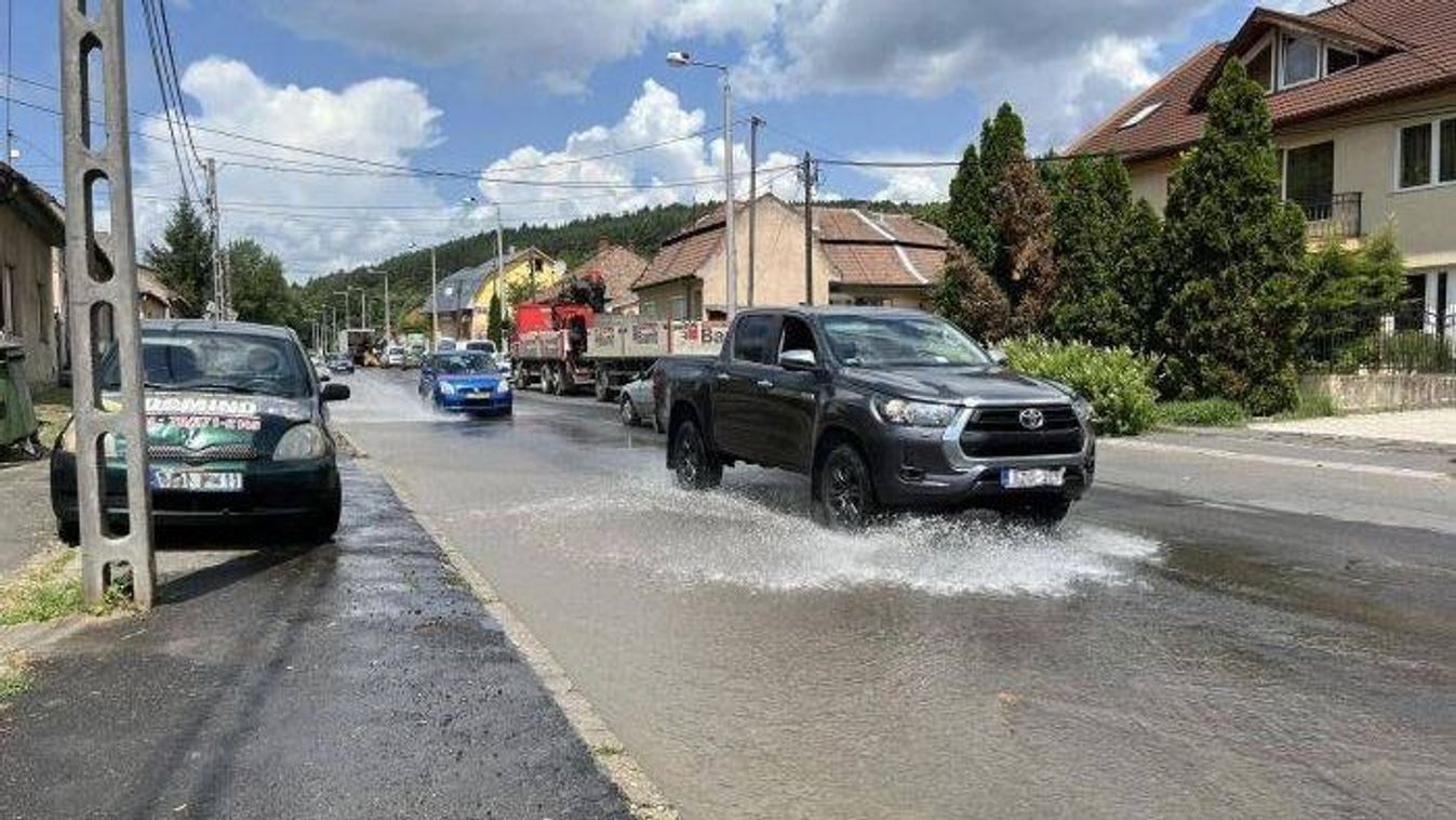 Vízben haladnak a kocsik