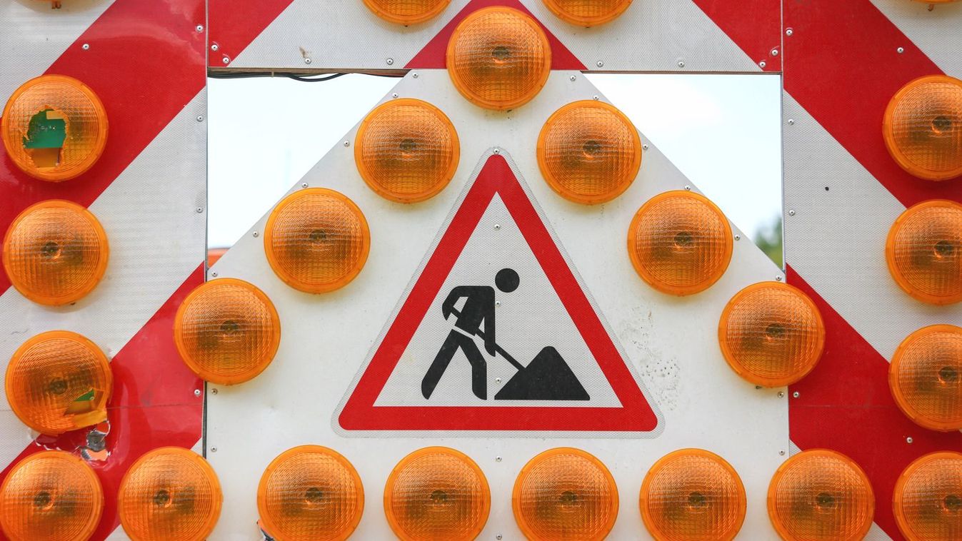 M3-as autópálya: megdöbbentő balesetet rögzített a forgalomfigyelő kamera