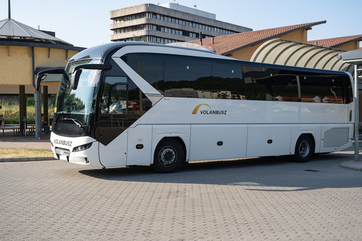A buszokat hiába várták Salgótarjánban, bajba jutott kamion miatt terelték őket
