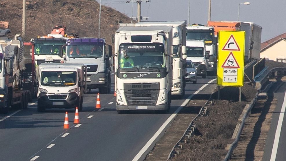 Útinform: eső, vihar és útlezárások is nehezíthetik a mai közlekedést