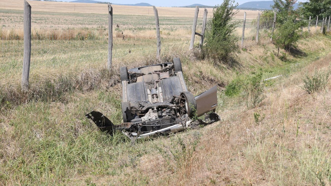 Mentő vitte el a 21-es főúton felborult autó utasait
