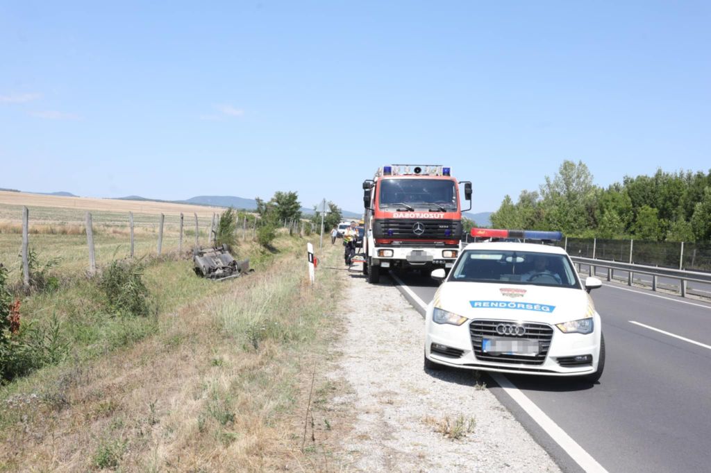 Mentő vitte el a 21-es főúton felborult autó utasait
