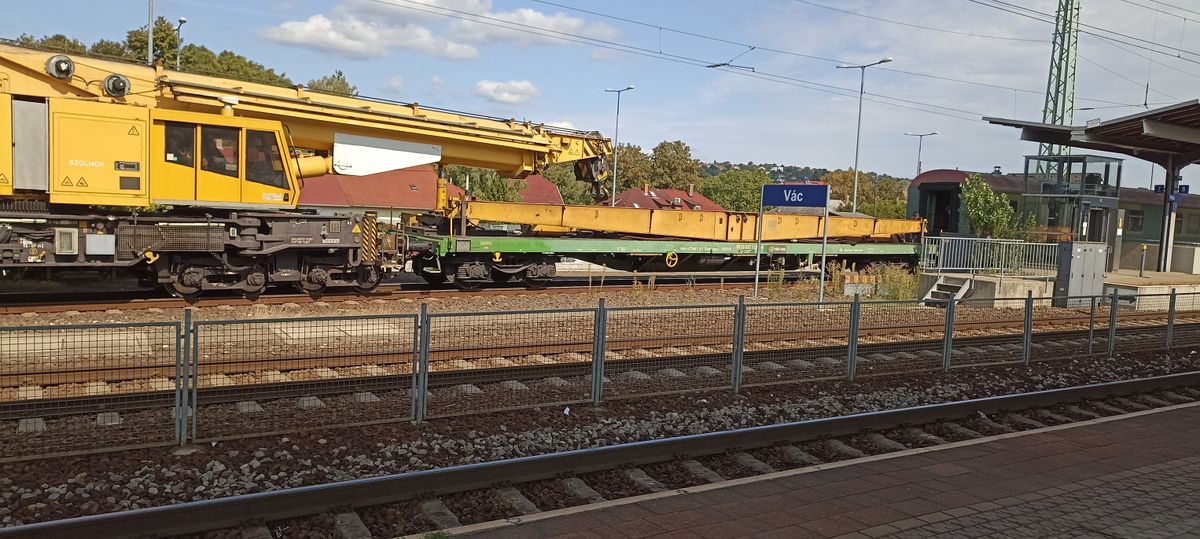 Kisiklott vonat Magyarkútnál – speciális vasúti darura volt szükség a ...