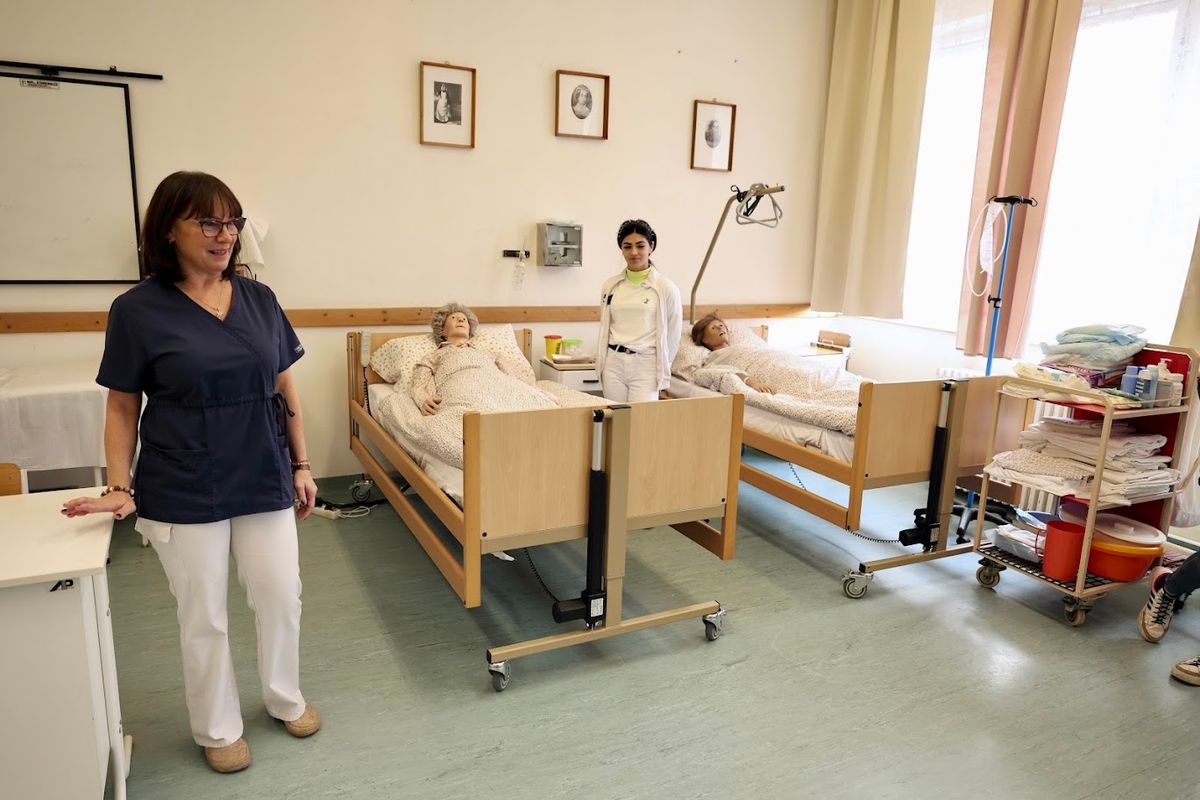 Nyílt napon ismerhették meg az egészségügyi képzéseket a salgótarjáni ...