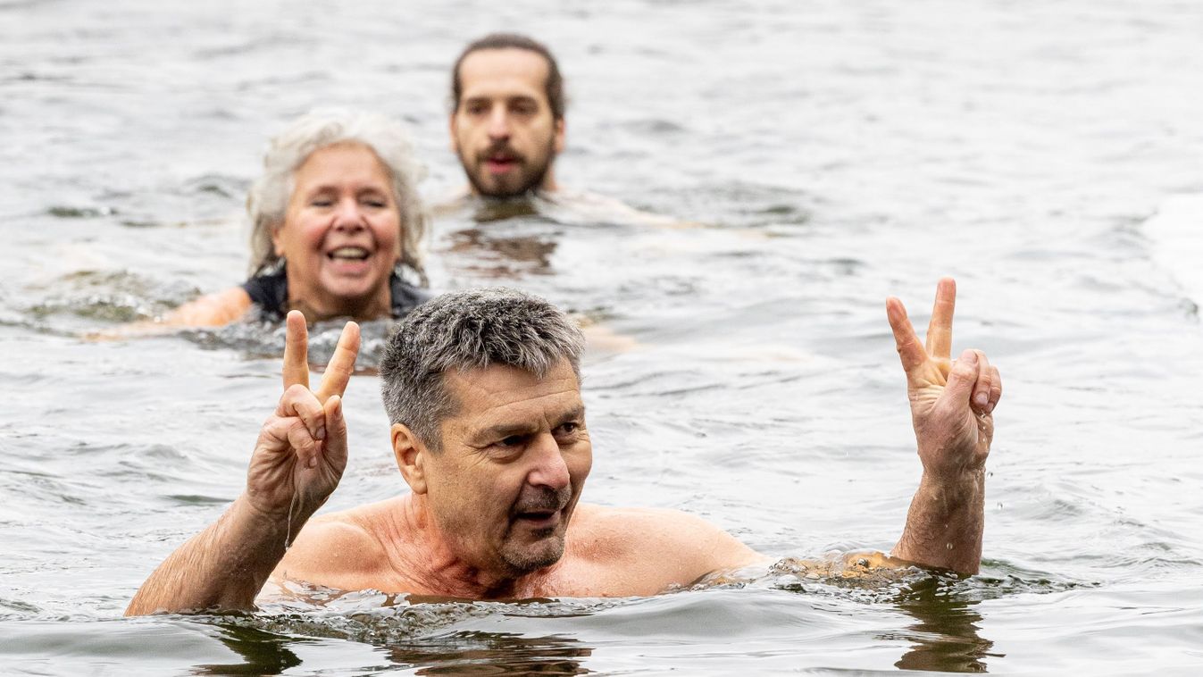 Bátrak úszása: dermesztő fotókon a balassagyarmati merülés!