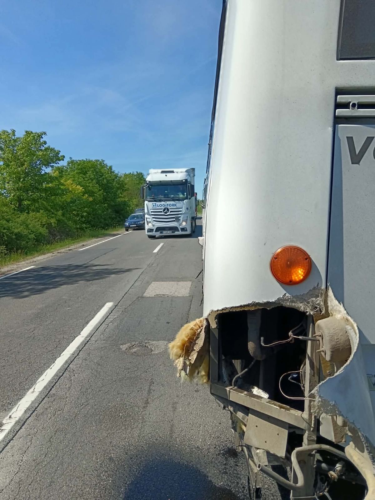 Súlyos baleset a 2-es főúton: busz és kamion karambolozott