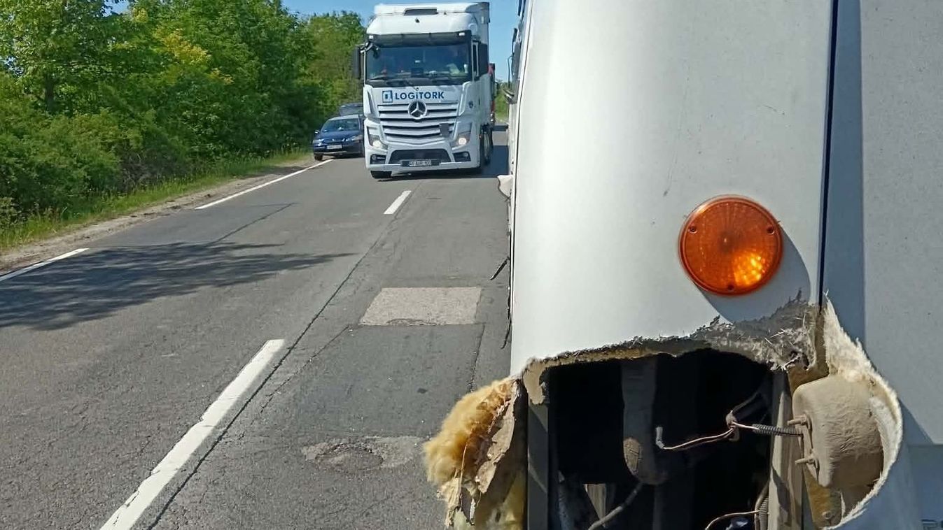 Súlyos baleset a 2-es főúton: busz és kamion karambolozott