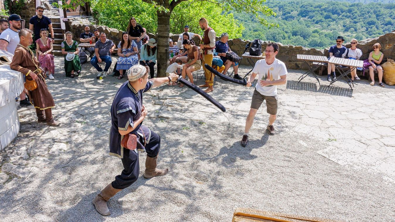 Filmbe illő várjátékkal ünnepeltek Hollókőn, több száz látogatót vonzott