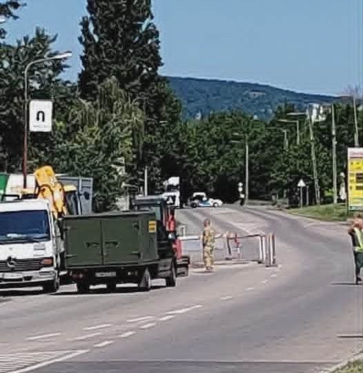 Riadó a 2-es főúton! – bombát találtak a bevásárlóhely közelében