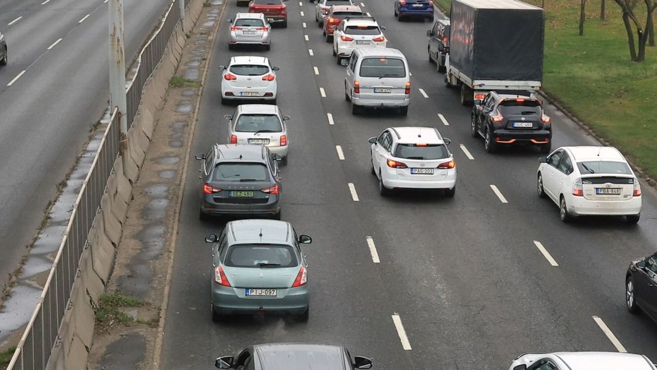 Súlyos baleset az M3-ason, átrepült az autó a szalagkorláton