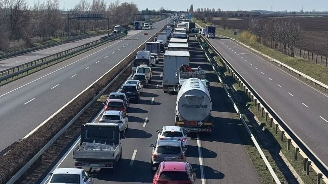 Hat autó rohant egymásba: komoly baleset bénítja a forgalmat az M3-ason