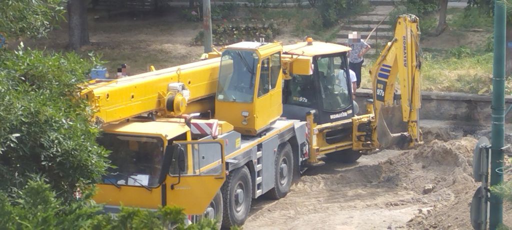 Baleset a salgótarjáni építkezésen! Hatalmas munkagépet nyelt el félig ...